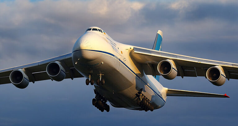 A look at the biggest cargo aeroplanes: Antonov An-124 and Lockheed C-5 ...